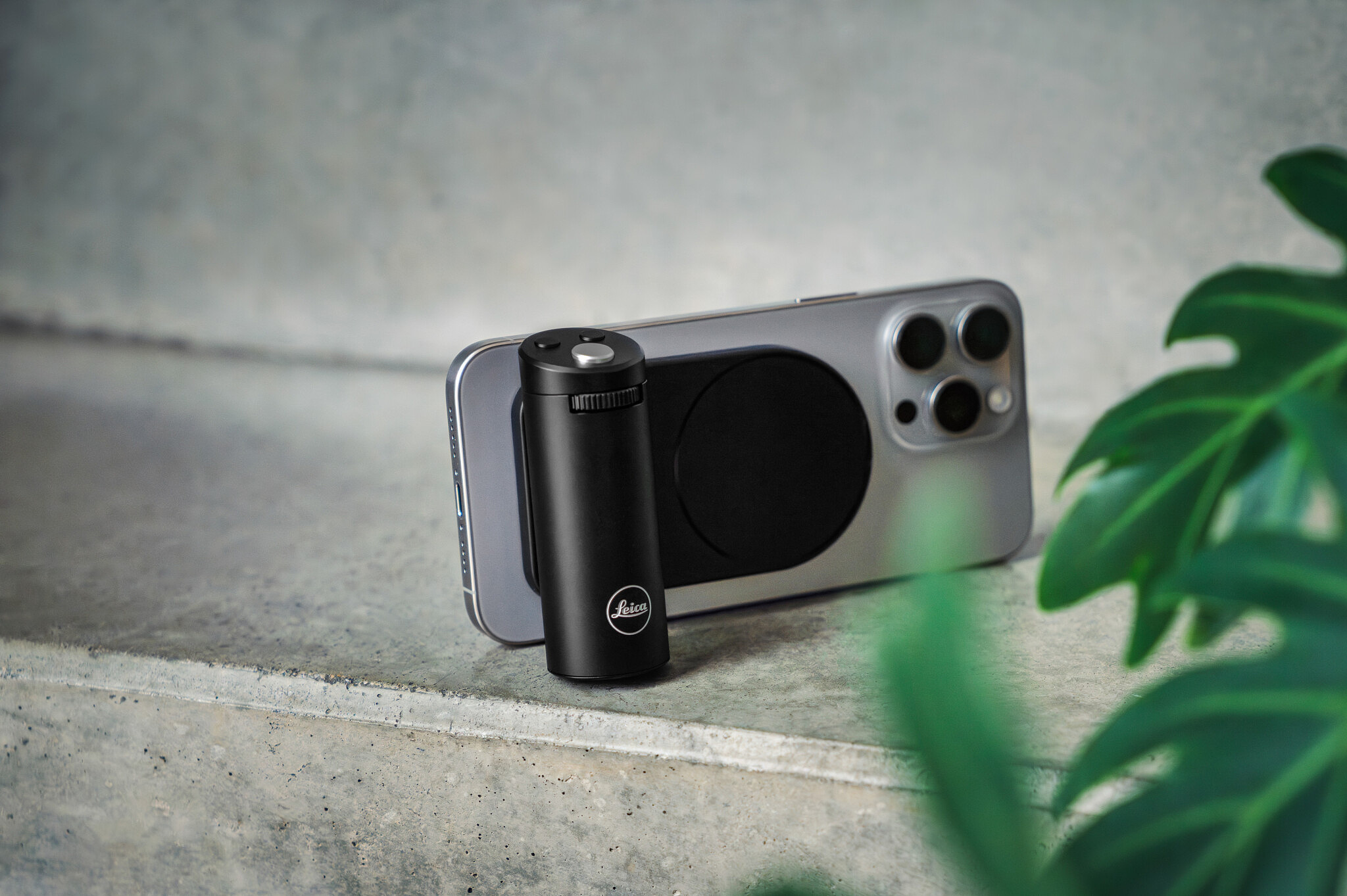 Leica Introduces the LUX Grip for iPhone Photography | Red Dot Forum